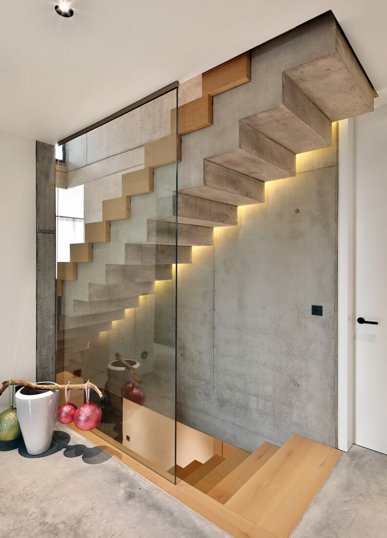 Moderne Holztreppen mit Beton, Glas, Stahl von Schmidmayer