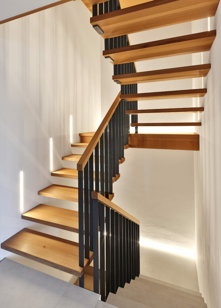 Moderne Holztreppen mit Beton, Glas, Stahl von Schmidmayer